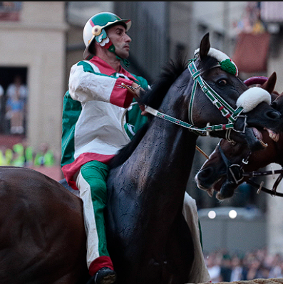 Palio di Siena: Visita al fantino infortunato L’abbraccio a Brigante ...